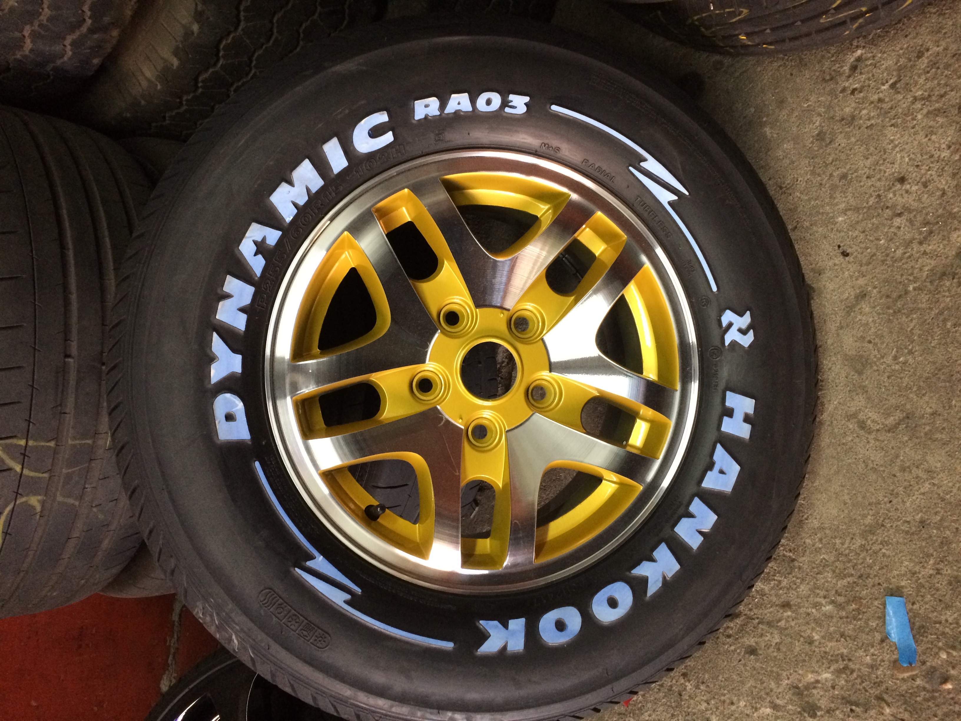 Pneu Hankook Aro 15" 255/60 R15 102H DYNAMIC RA03 LETRAS BRA